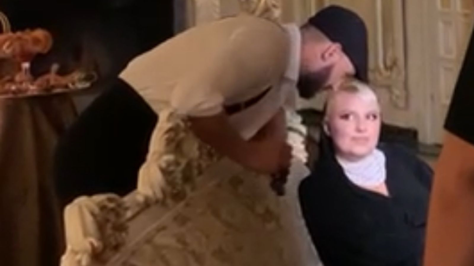 Backstage nga xhirimi i Sara Karaj dhe Erindit për xhirimin e promos së ...